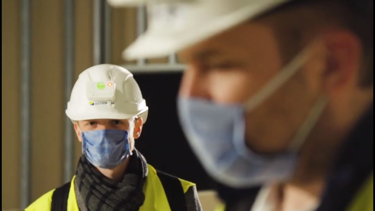 Construction workers practice physical distancing - Actemium